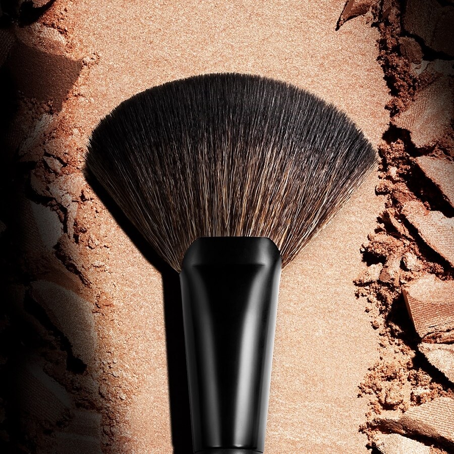 Morphe V112 Fluffy Fan Powder Brush | DOUGLAS
